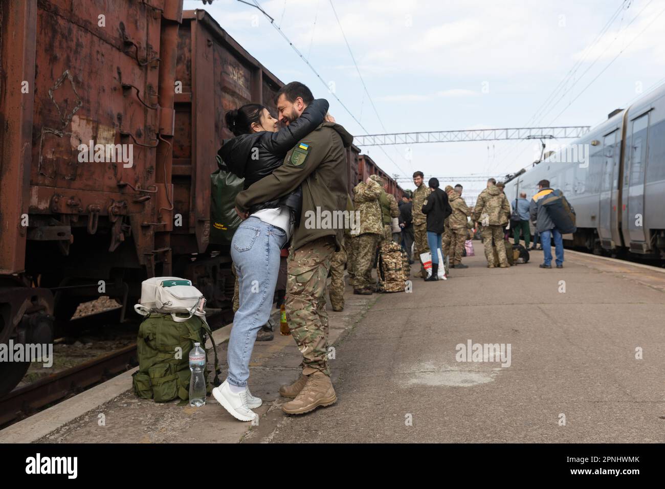Ein Soldat der ukrainischen Streitkräfte umarmt seine Geliebte nach einer langen Zeit an einem ...