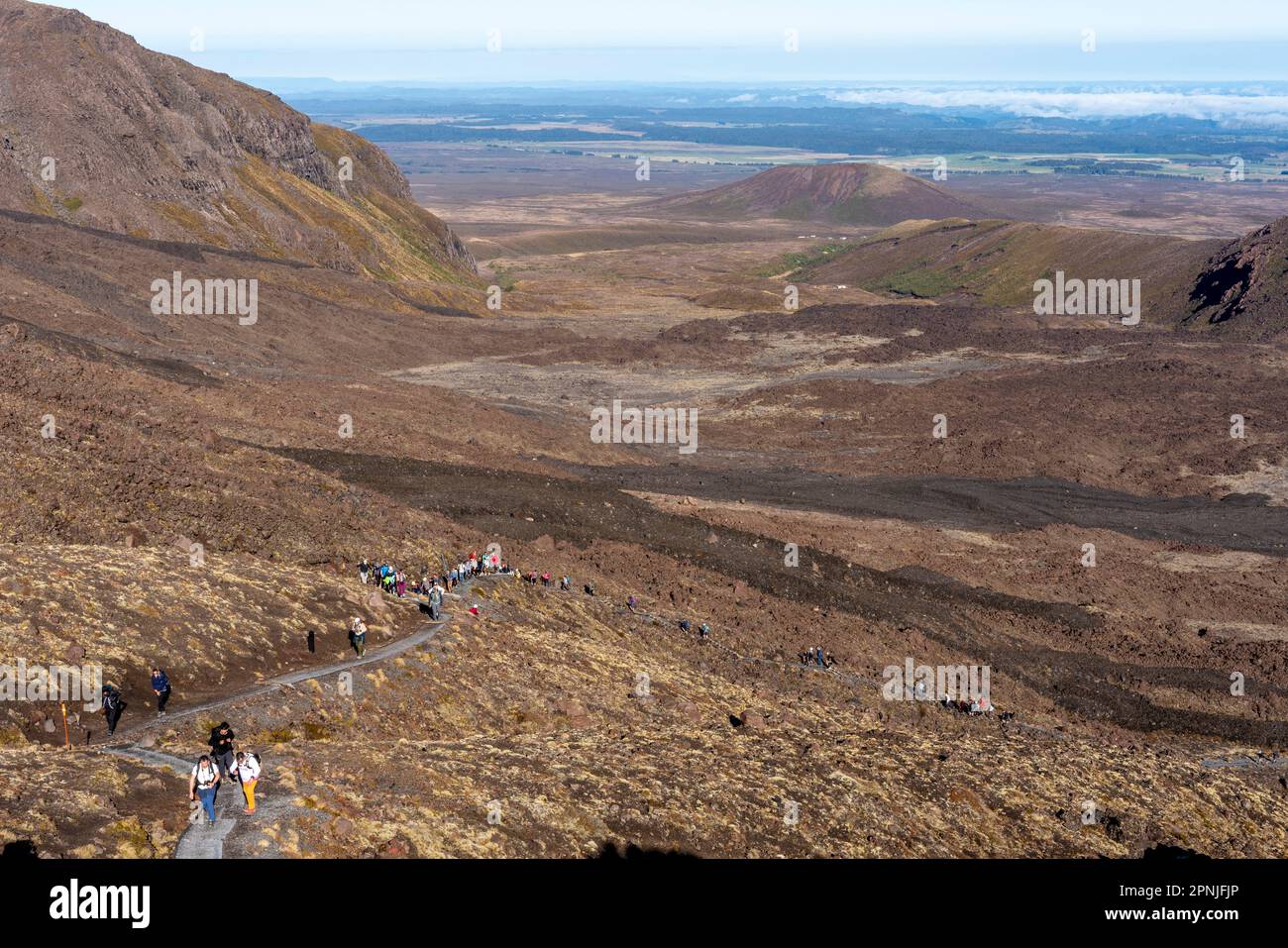 Wanderer, die beim Tongariro Alpine Crossing Walk, Tongariro National ...