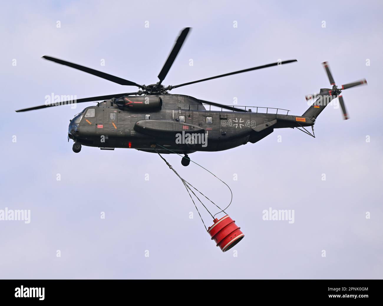 30. März 2023, Brandenburg, Müncheberg: Ein Sikorsky CH-53 Hubschrauber ...