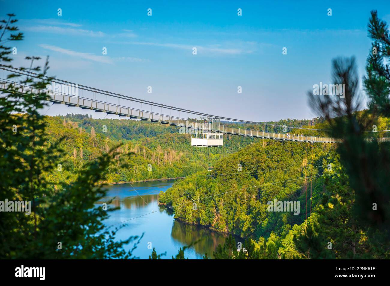 Fußgängerbrücke über dem Rappbodetalsperre-See und dem Rappbode-Fluss ...