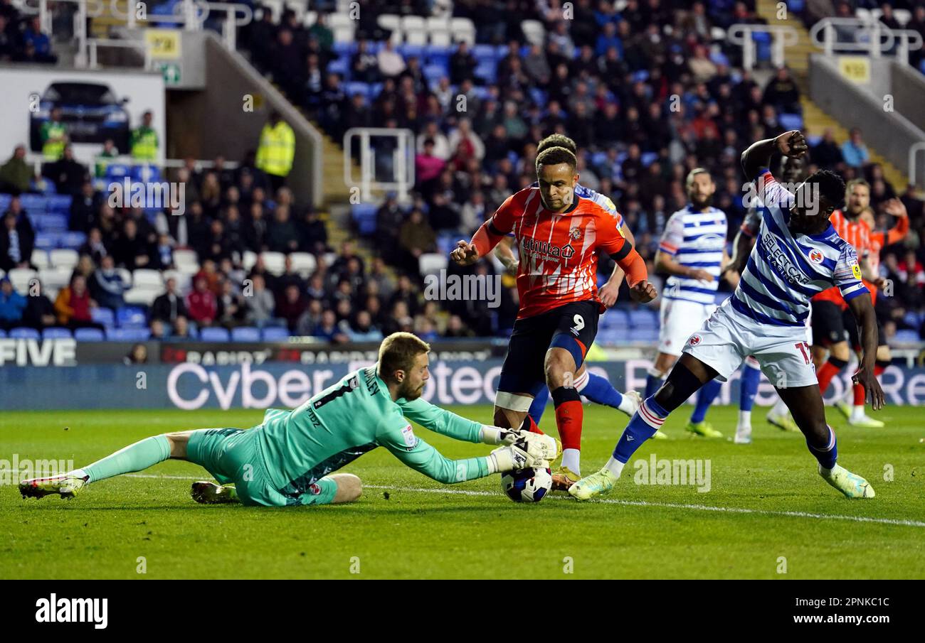 Der Torwart Joe Lumley rettet während des Sky Bet Championship-Spiels ...