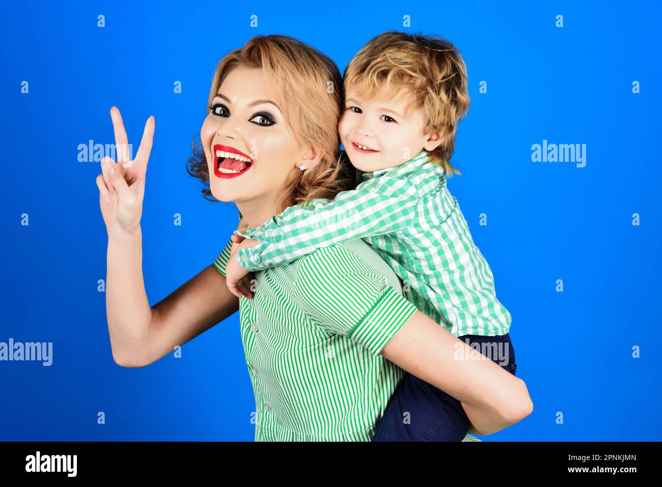 Einen schönen Familientag. Lachende Mutter, viel Spaß mit dem süßen Sohn. Glückliche Frau, die ...