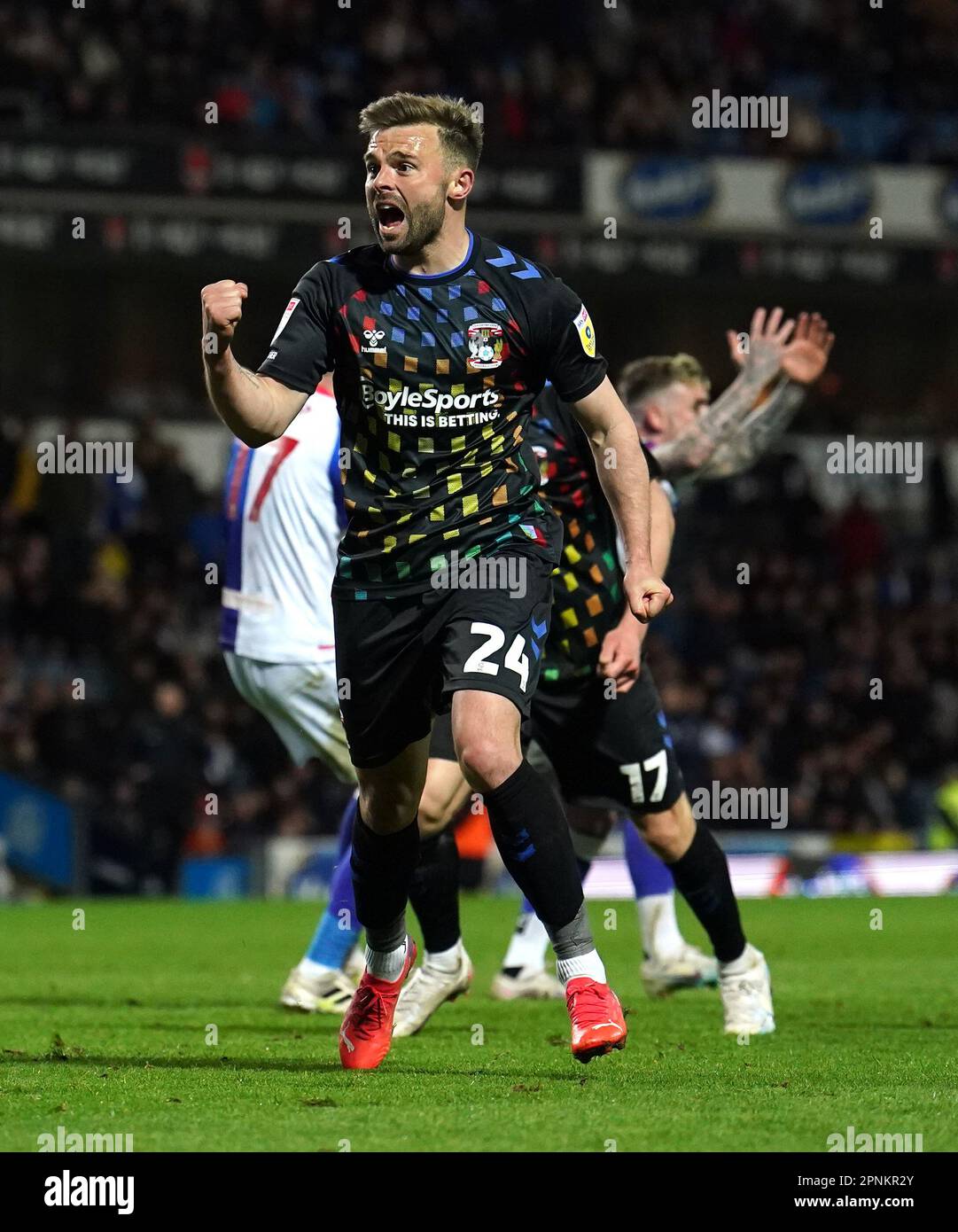 Matthew Godden in Coventry City feiert das erste Tor, das der Torwart ...