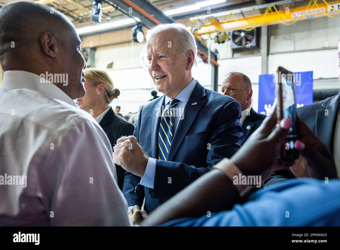 ACCOKEEK, Maryland, USA. 19. April 2023. US-Präsident Joe Biden nimmt ...