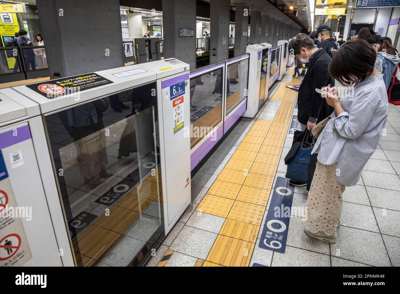 Subway gates tokyo japan -Fotos und -Bildmaterial in hoher Auflösung ...