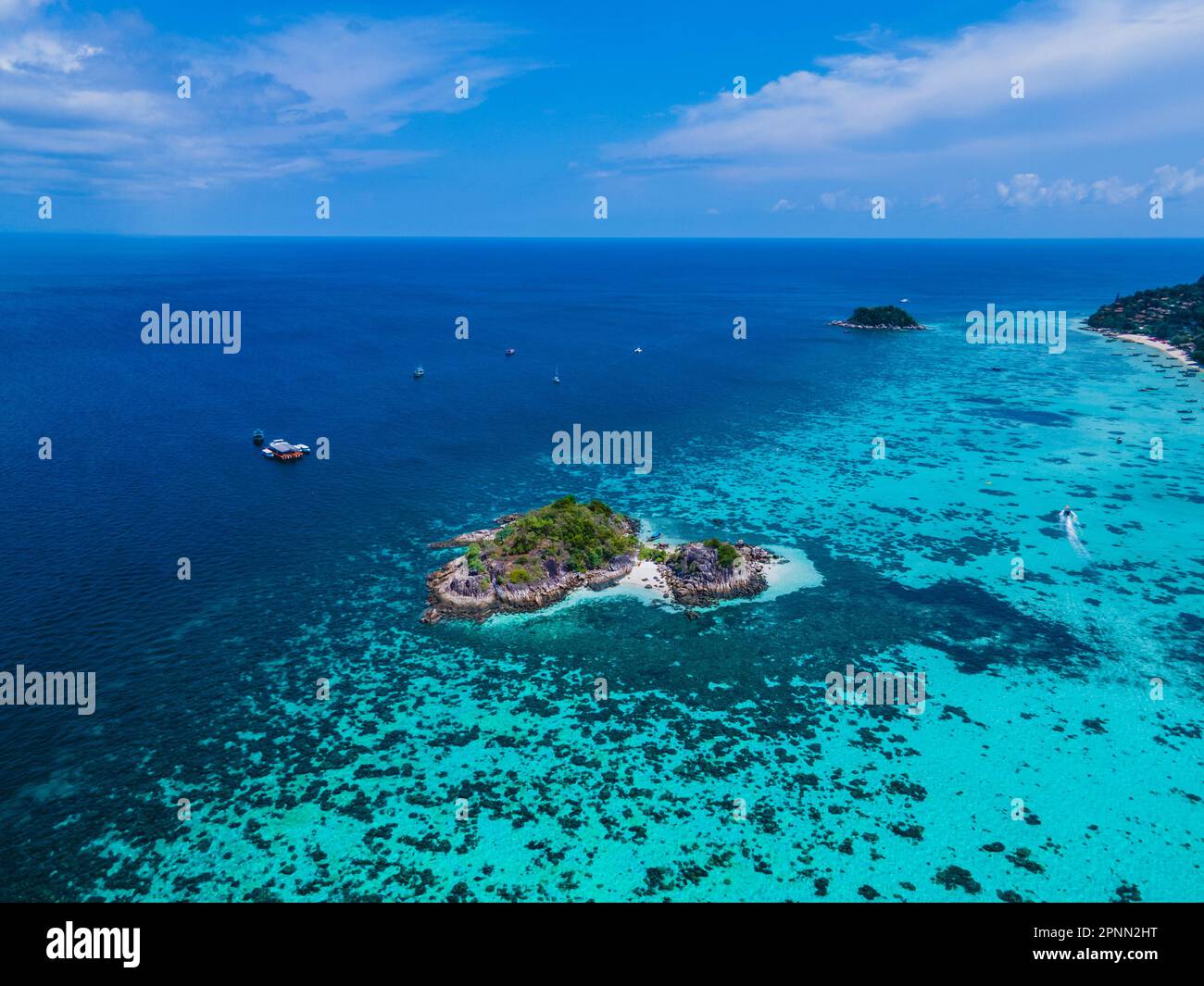 Ein Paar am Strand der Insel KLA vor der Insel Koh Lipe im Süden ...