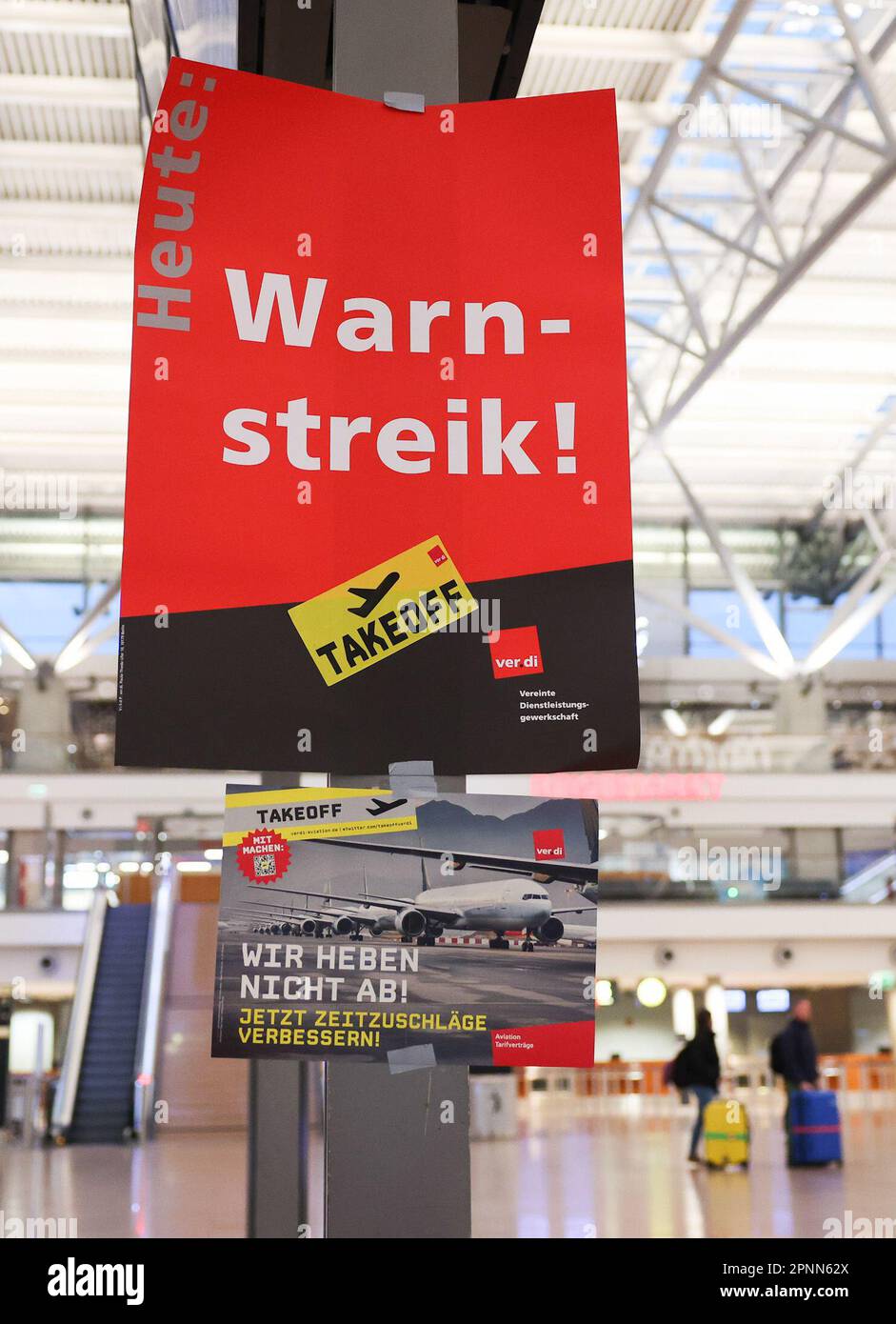 20. April 2023, Hamburg: Ein Poster aus Verdi mit dem Text „Warning ...