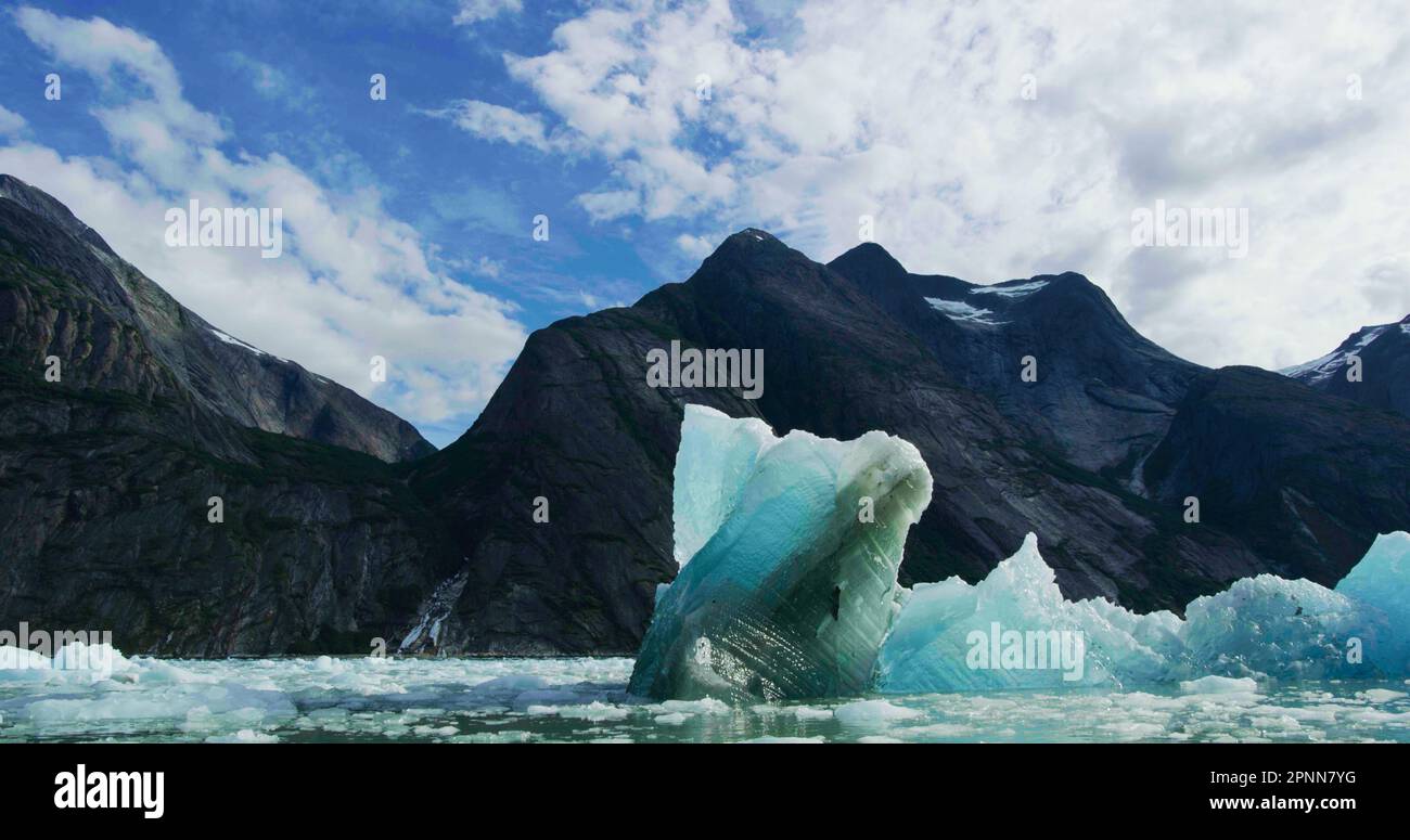 Beobachten Sie die Eisschollen und Eisberge auf dem Fluss in einem ...