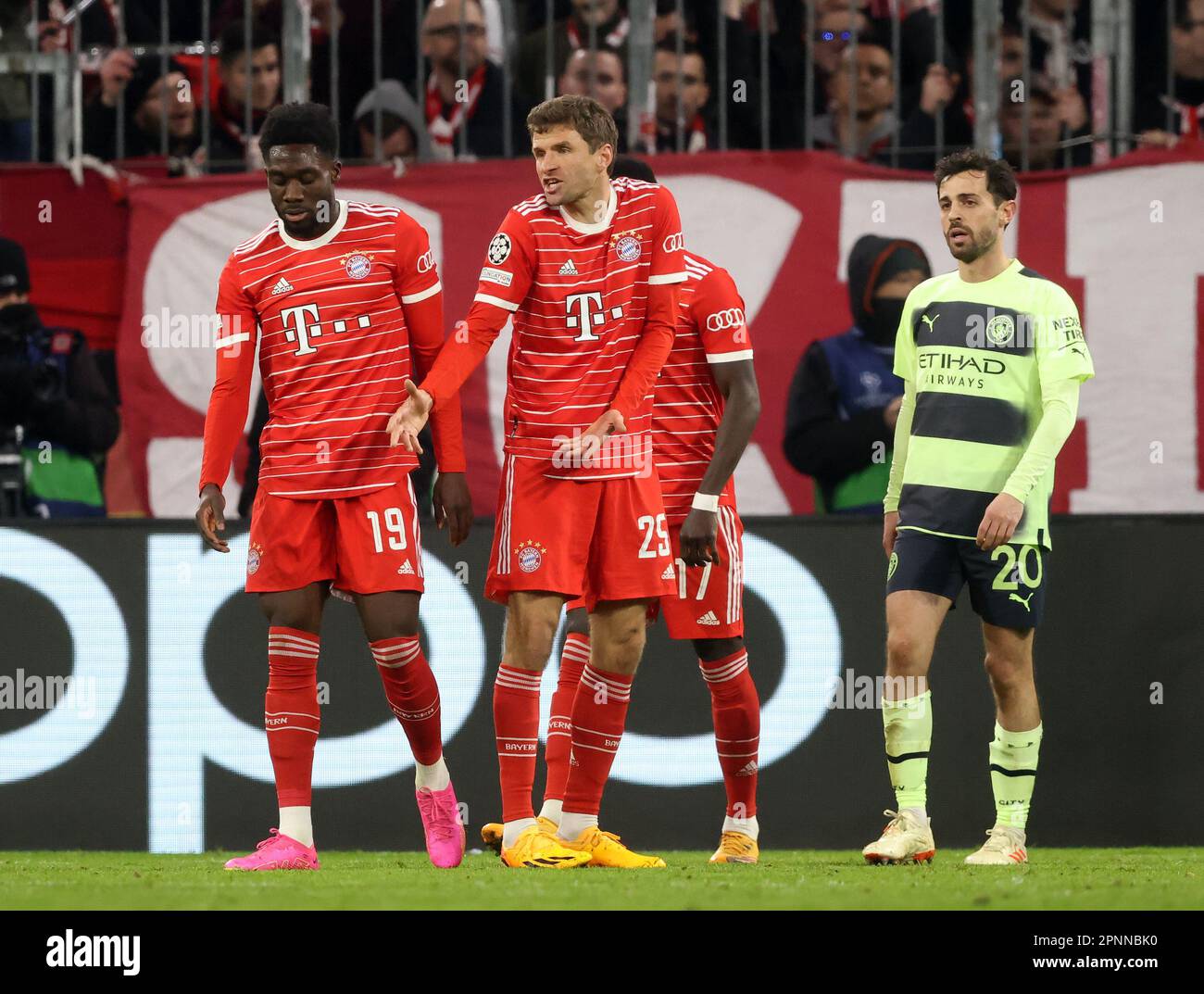 Unzufrieden : Thomas Mueller vom FC Bayern München mit Alphonso Davies vom FC Bayern Muenchen FC ...