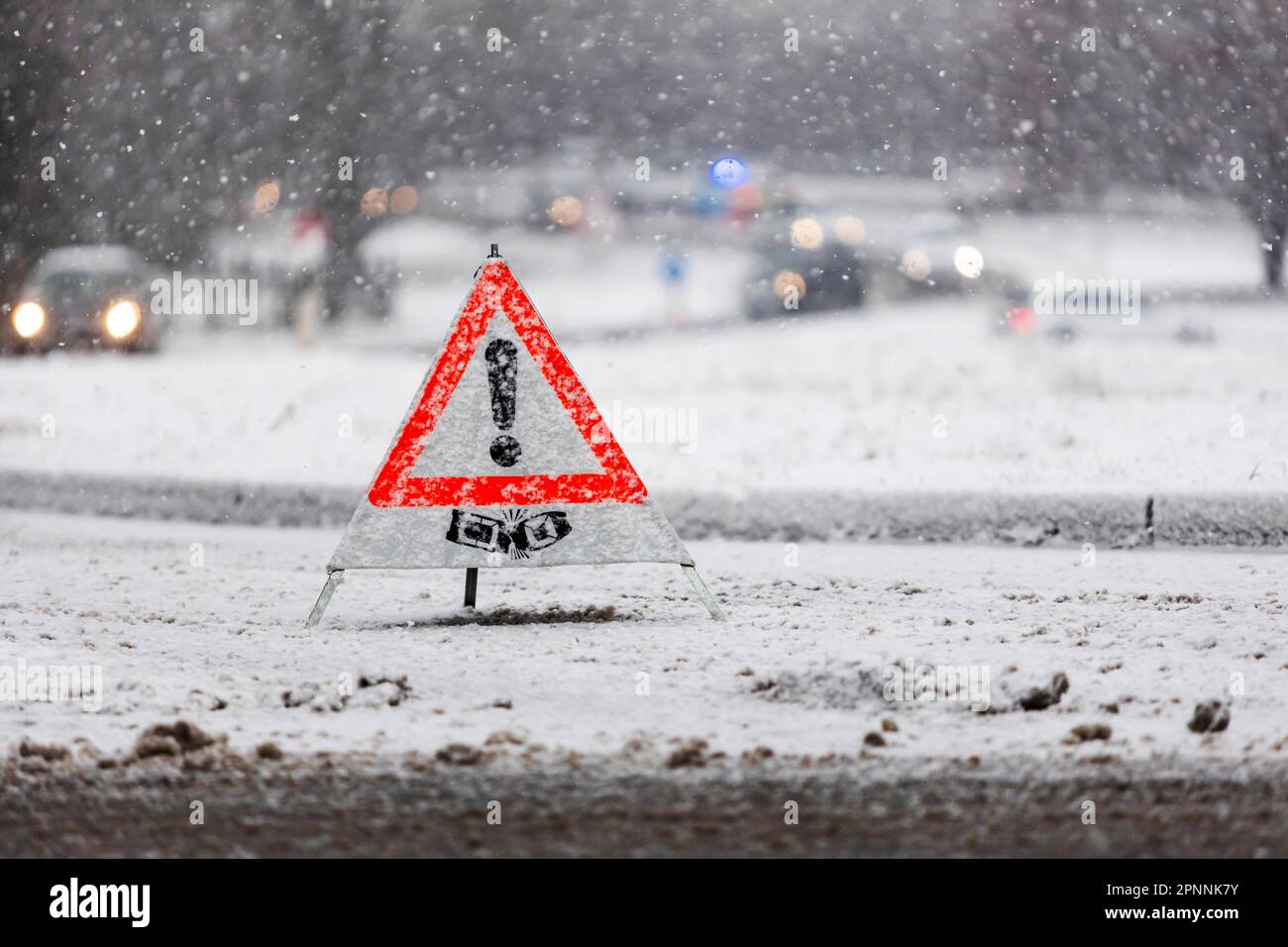 Winterverkehrsbedingungen, Schnee liegt auf der Straße, Verkehrsschild ...