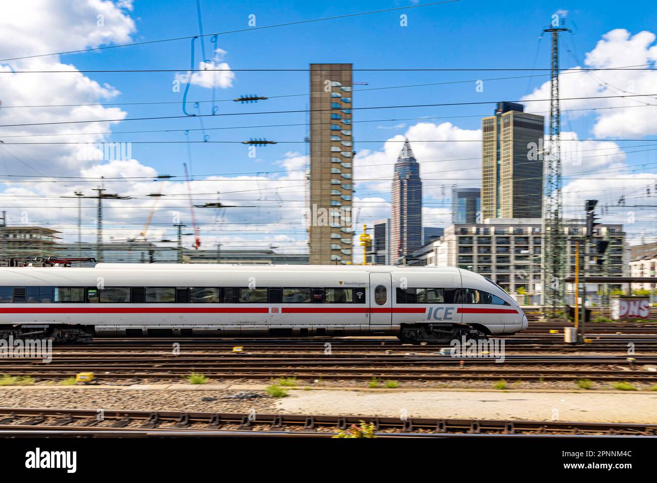 Deutsche Bahn ICE Zug in den Hauptbahnhof, Gleisvorhang, Skyline ...