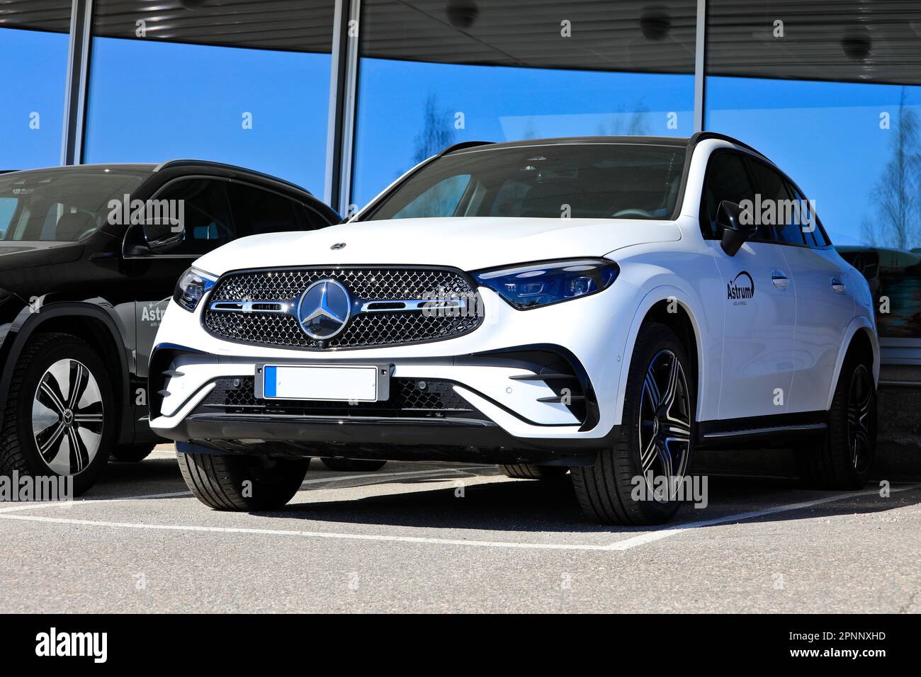 Neuer weißer Mercedes-Benz 4MATIC Luxus-SUV vor einem Händlerbetrieb ...