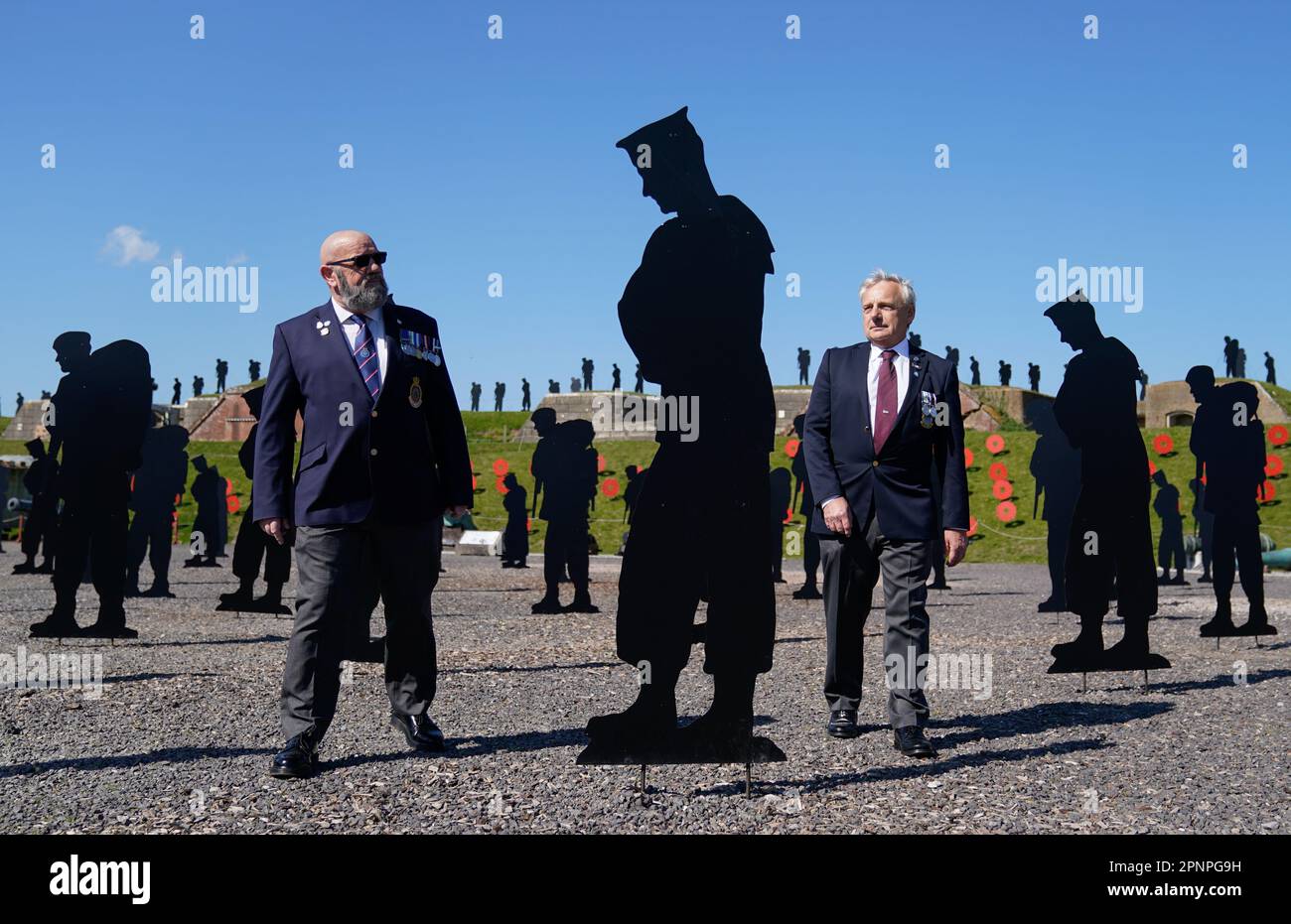 Die Falklands-Veteranen John Galway (links) und David Atkinson wandeln ...