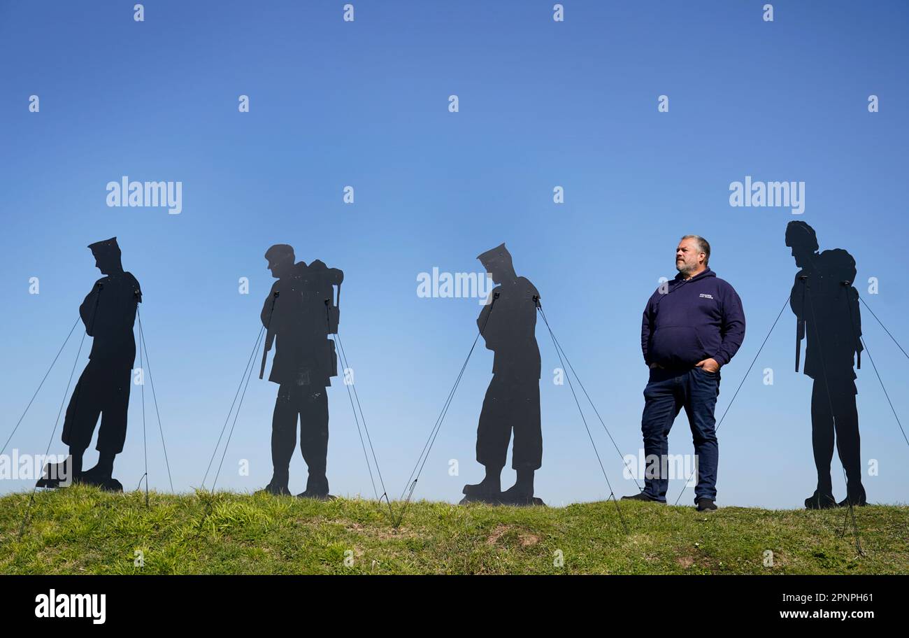 Dan Barton, der Schöpfer von Standing with Giants, steht neben ...