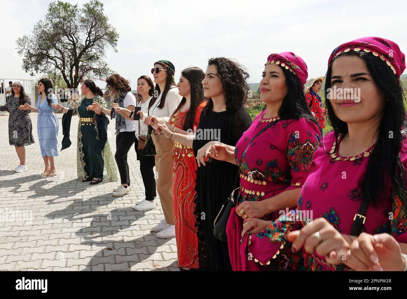 Yazidi-Frauen werden bei der Feier des Feiertags am Roten Mittwoch im ...