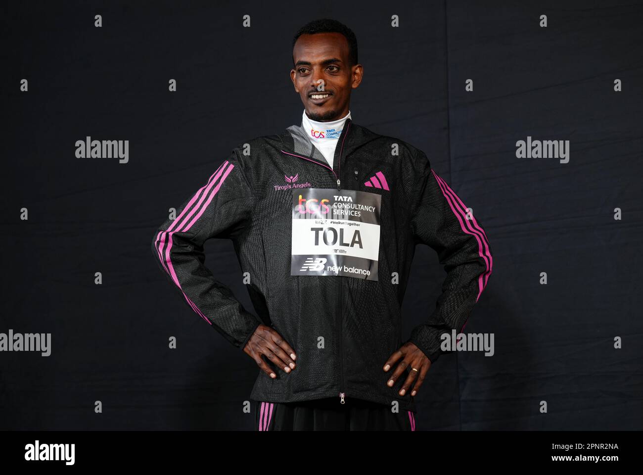 Tamirat Tola posiert vor einer Pressekonferenz in London vor dem TCS ...