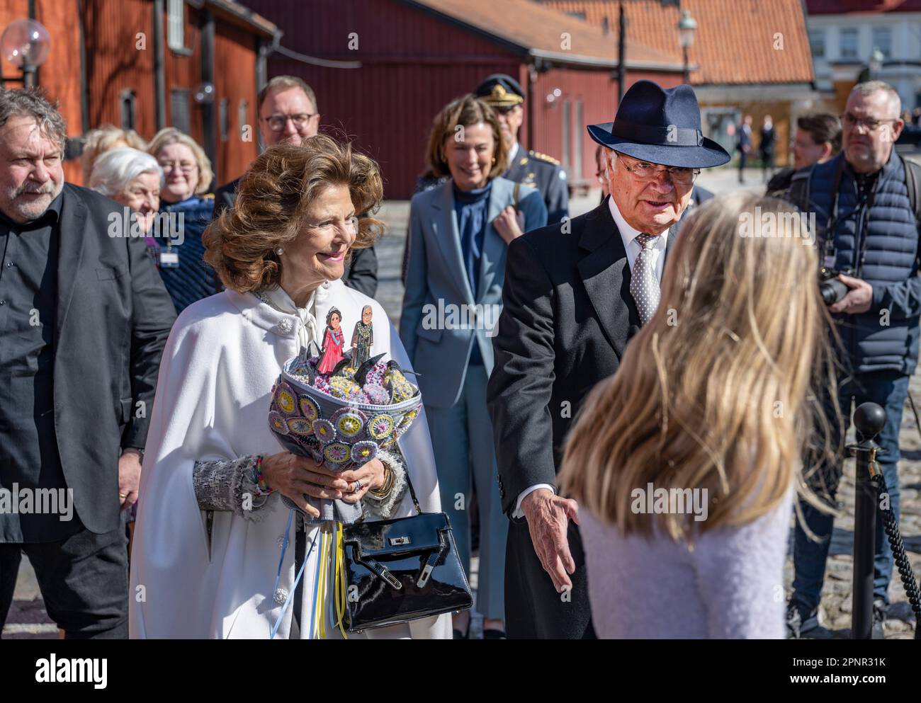 KARLSKRONA, SCHWEDEN 20230420 Queen Silvia (mit einem Strauß Puppen ...
