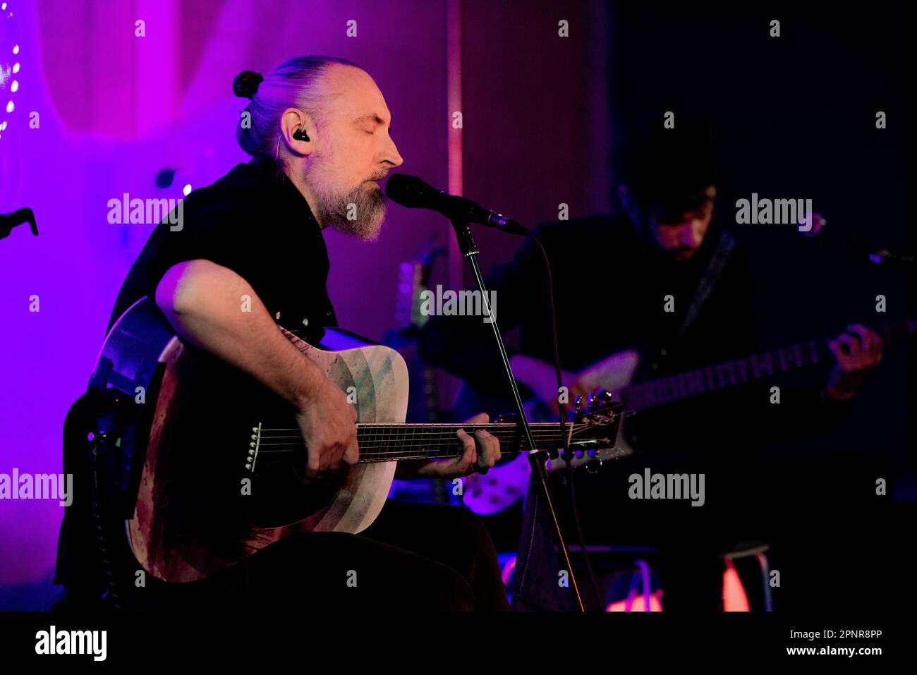 Finke spielt gitarre -Fotos und -Bildmaterial in hoher Auflösung – Alamy