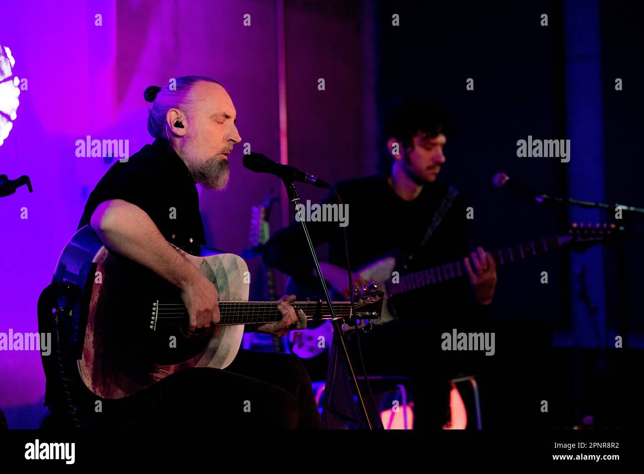 Finke spielt gitarre -Fotos und -Bildmaterial in hoher Auflösung – Alamy