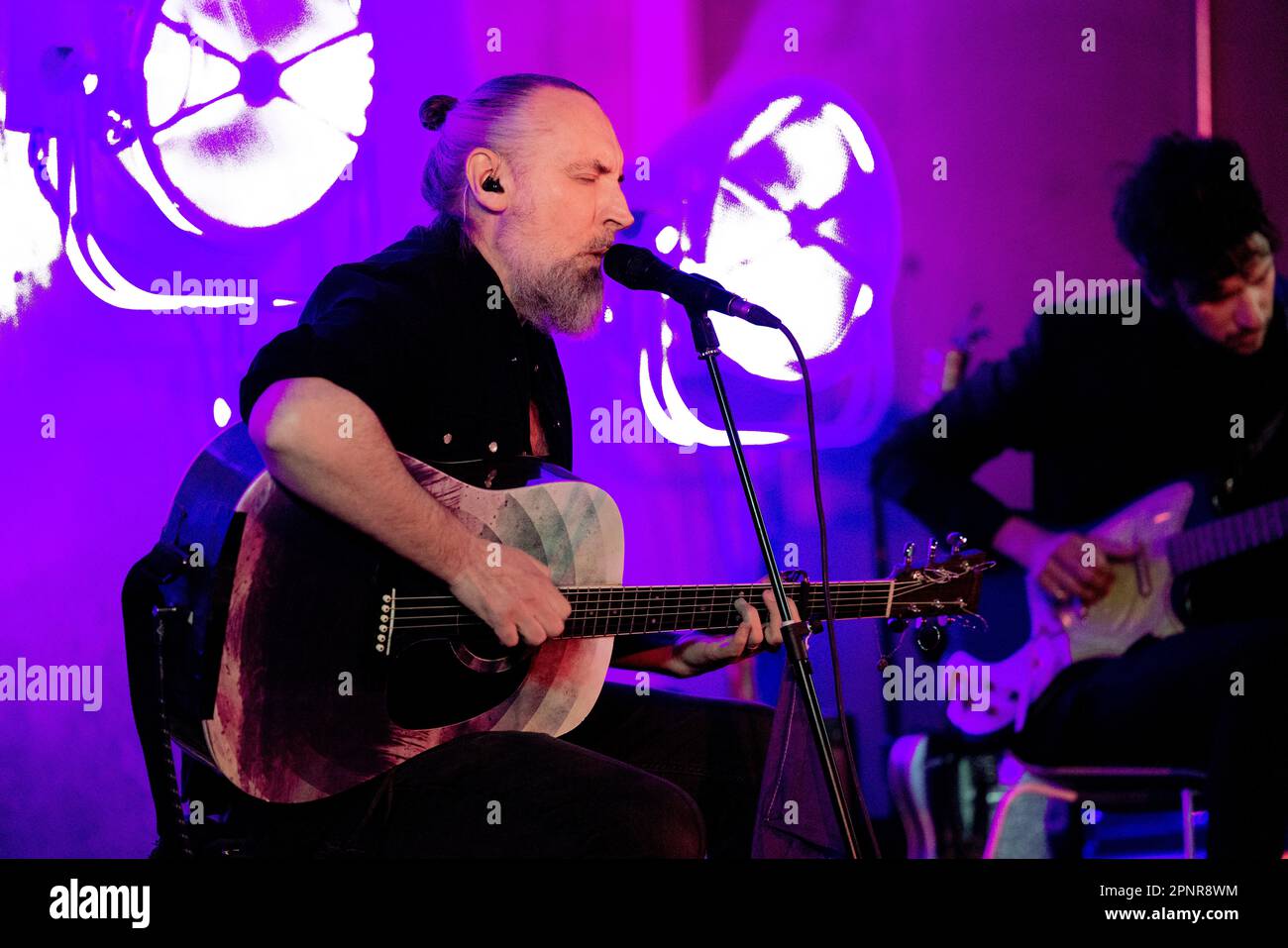 Finke spielt gitarre -Fotos und -Bildmaterial in hoher Auflösung – Alamy