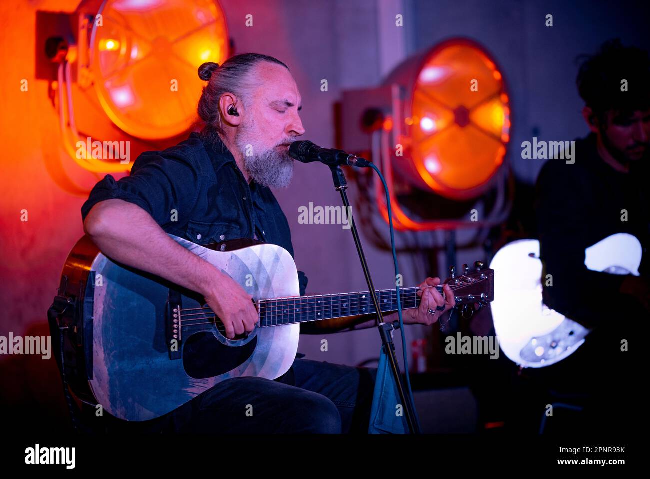 Finke spielt gitarre -Fotos und -Bildmaterial in hoher Auflösung – Alamy