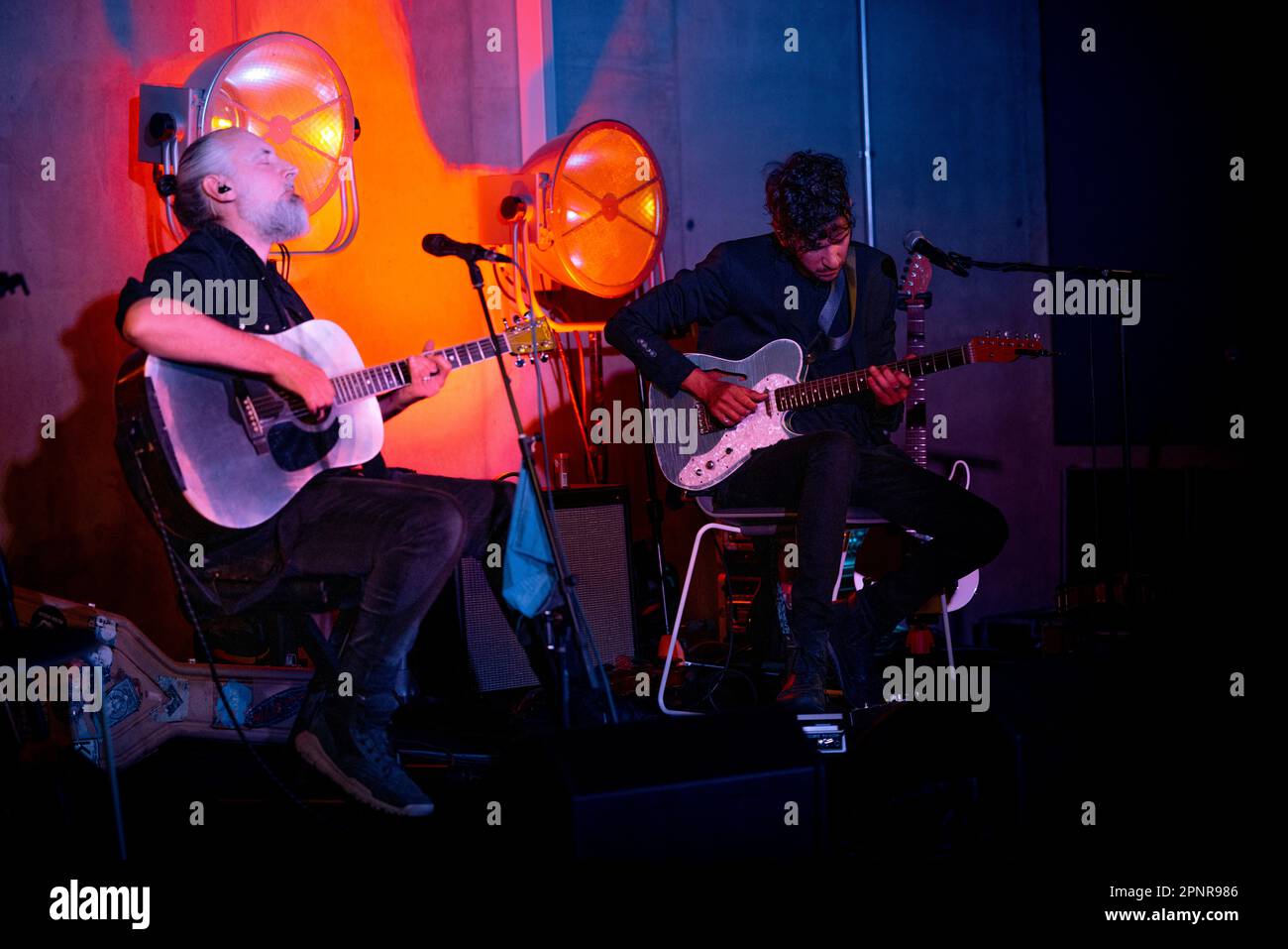 Finke spielt gitarre -Fotos und -Bildmaterial in hoher Auflösung – Alamy