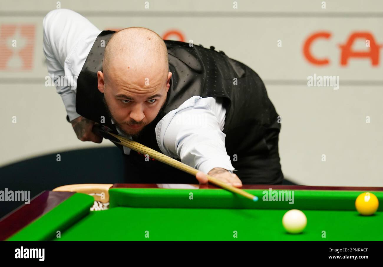 Luca Brecel in Aktion gegen Mark Williams am 6. Tag der Cazoo Snooker ...