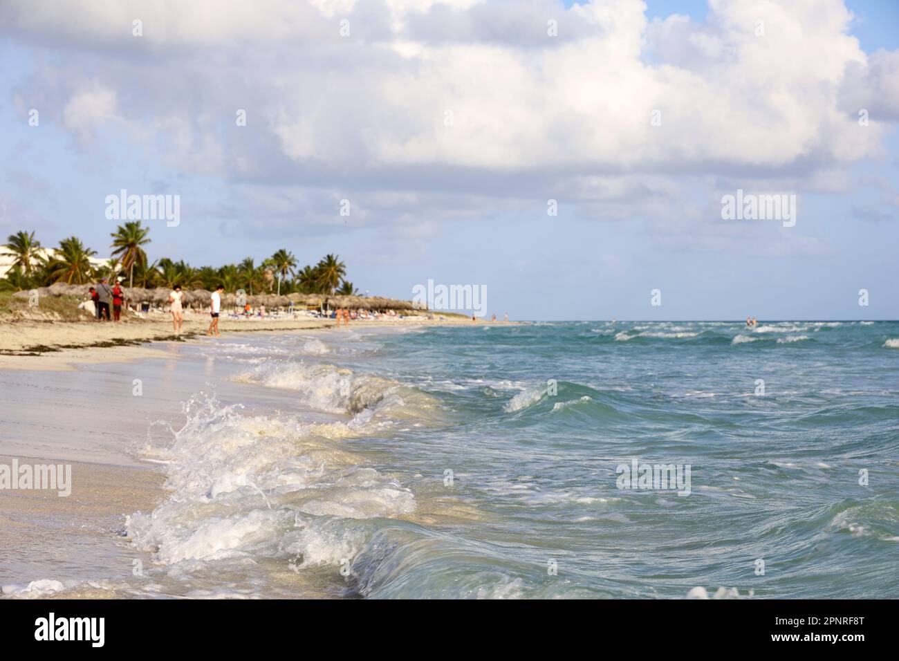Blick vom Meer bis zum tropischen Strand mit Menschen, Sandküste und ...