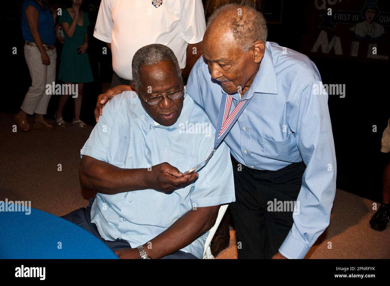 Bob Motley, der Schiedsrichter der Negro Baseball League, zeigt Hank ...