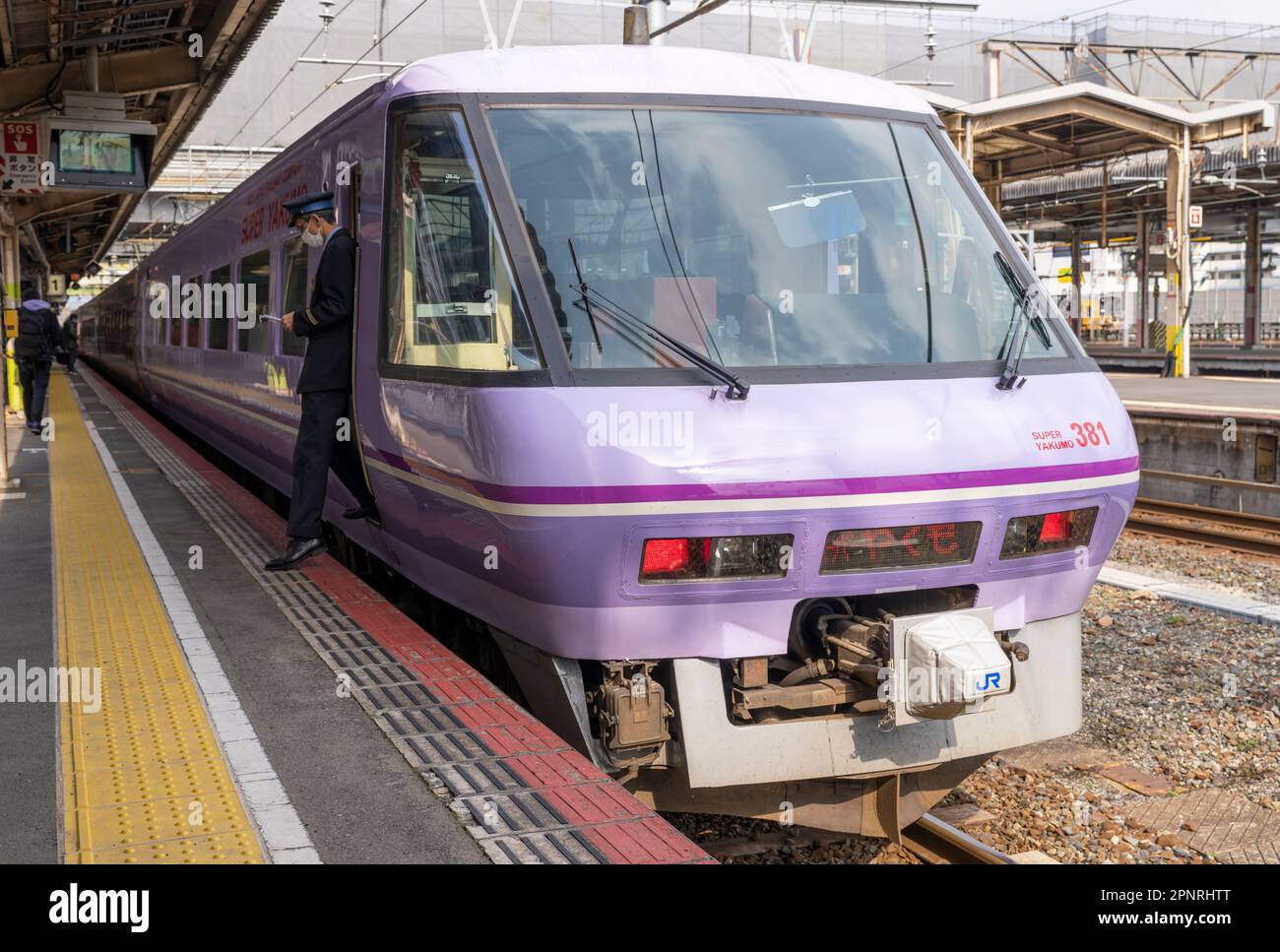 Ein JR West 381 Series Super Yakumo Express-Zug in speziellen violetten ...