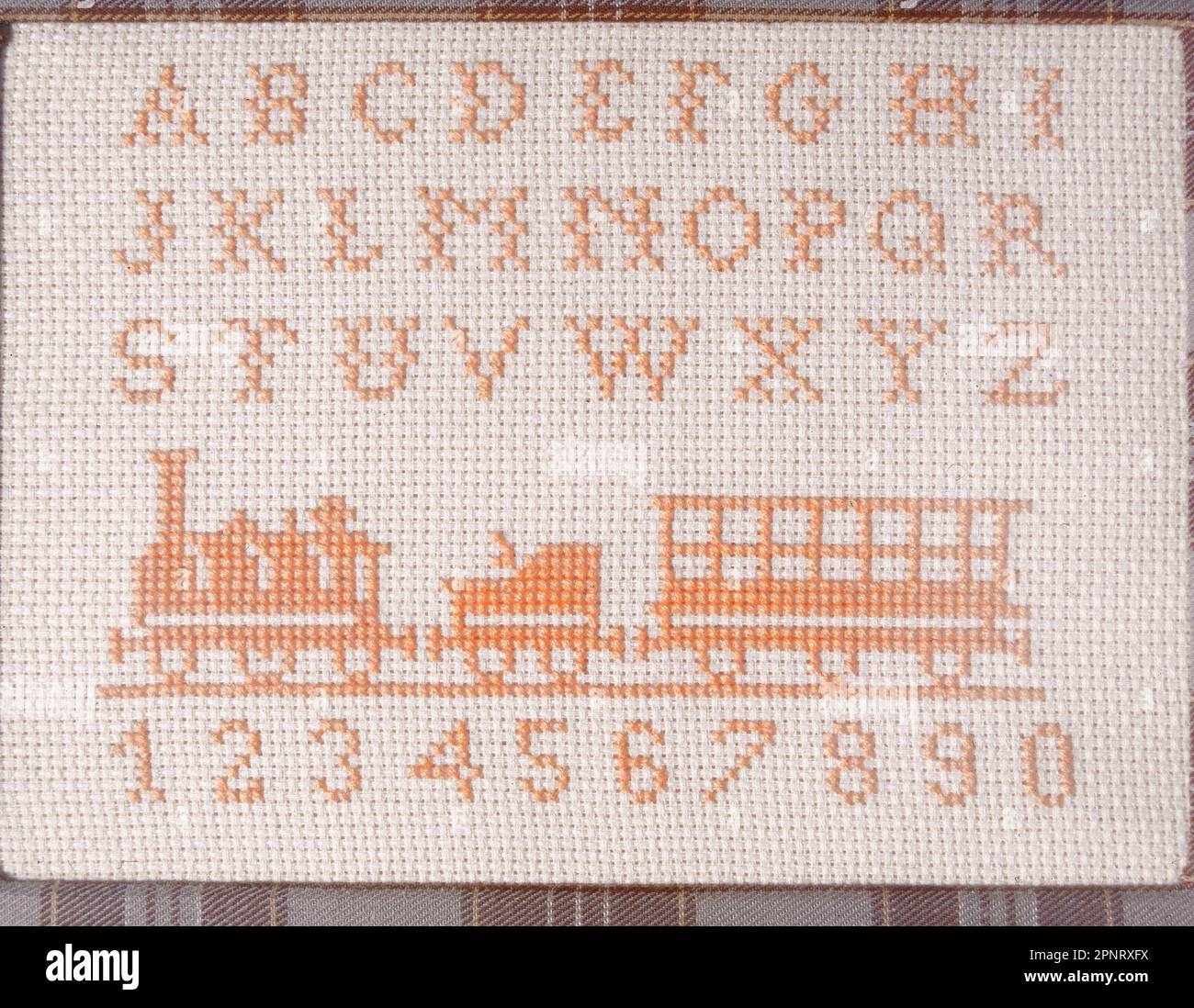 Punto croce alfabeto -Fotos und -Bildmaterial in hoher Auflösung – Alamy