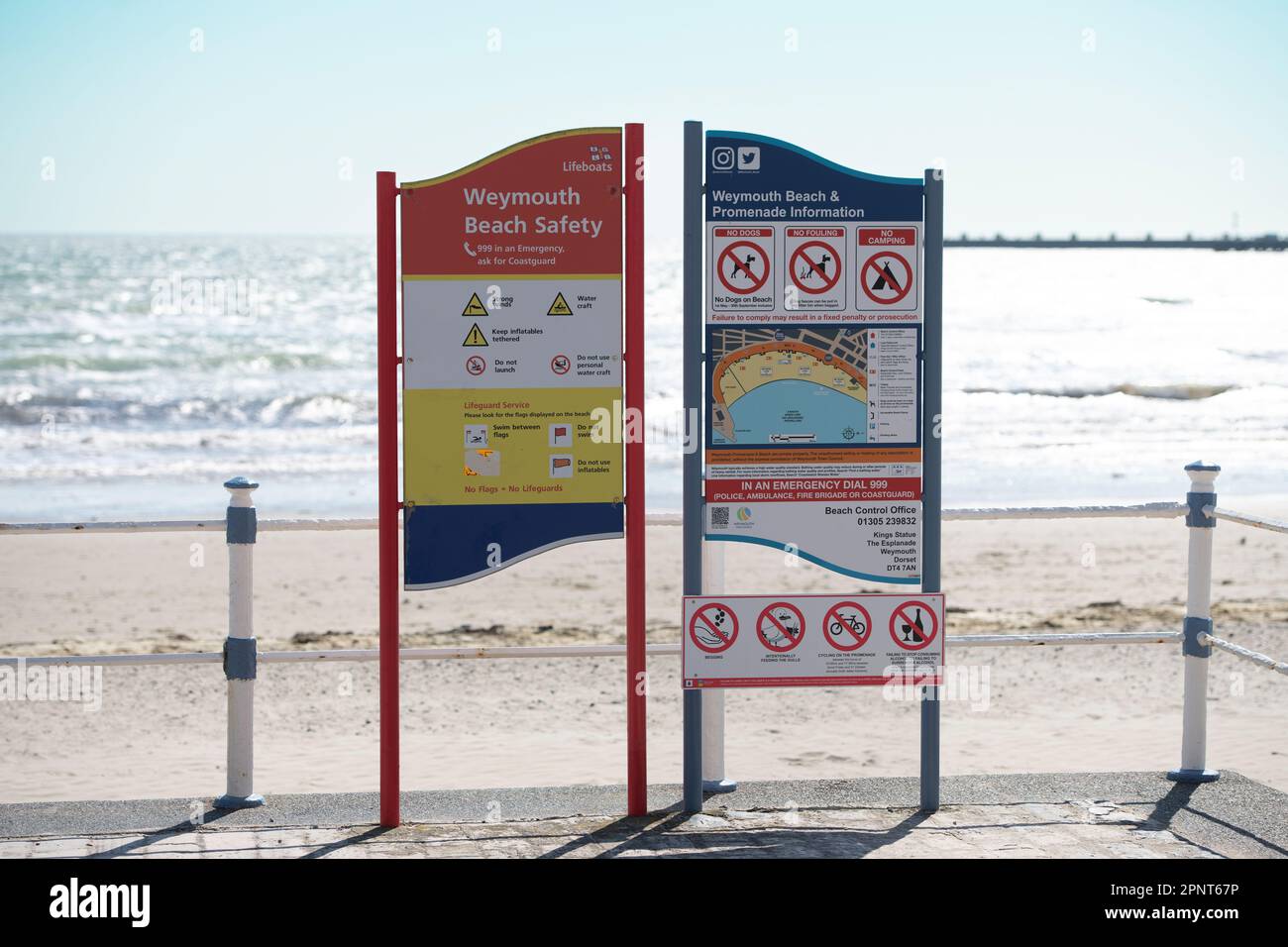 Strandflaggen und schilder -Fotos und -Bildmaterial in hoher Auflösung – Alamy