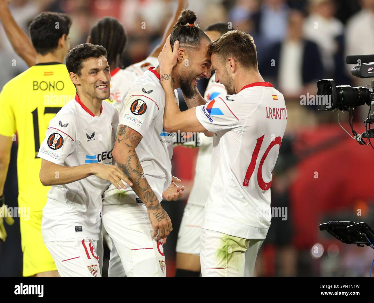 Sevillas Nemanja Gudelj (Zentrum) und Ivan Rakitic (rechts) feiern nach ...