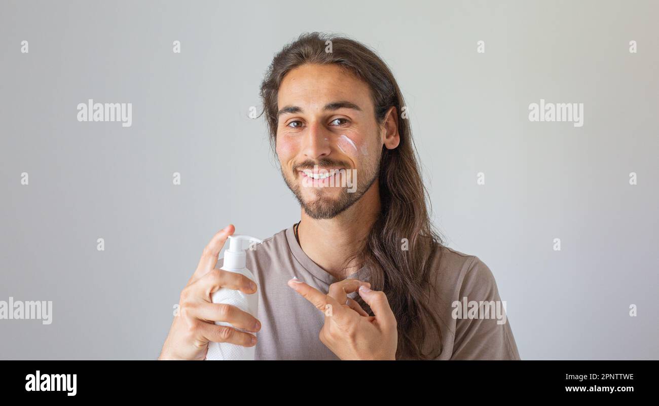 Man face care -Fotos und -Bildmaterial in hoher Auflösung – Alamy