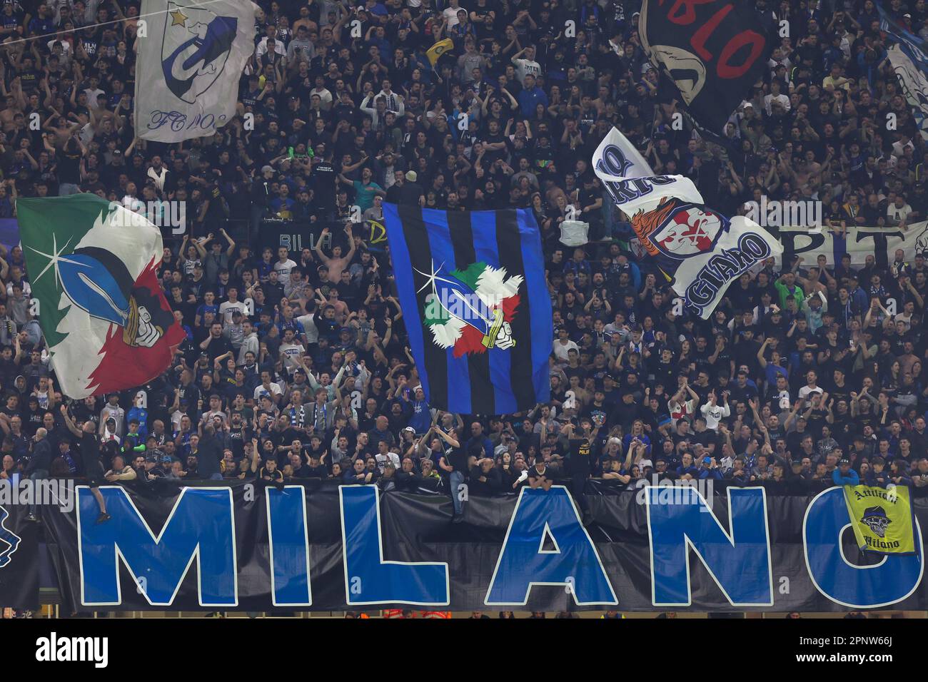 Fußball san siro flaggen und banner -Fotos und -Bildmaterial in hoher ...