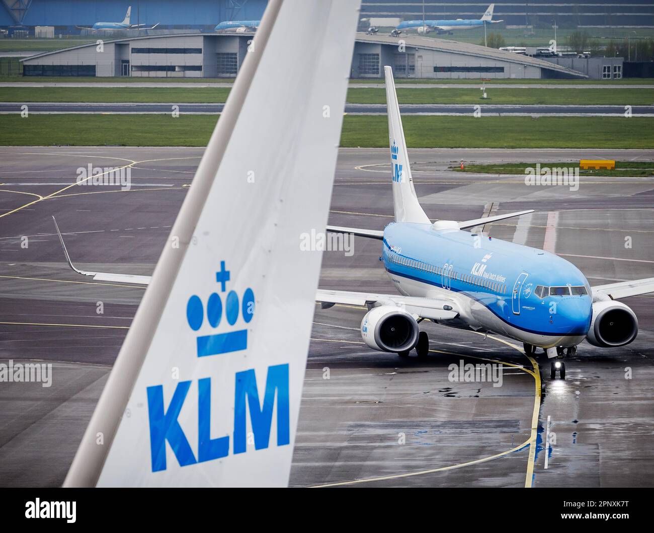 SCHIPHOL - Flugzeug am Flughafen Schiphol. Der Urlaub im Mai ist ein ...
