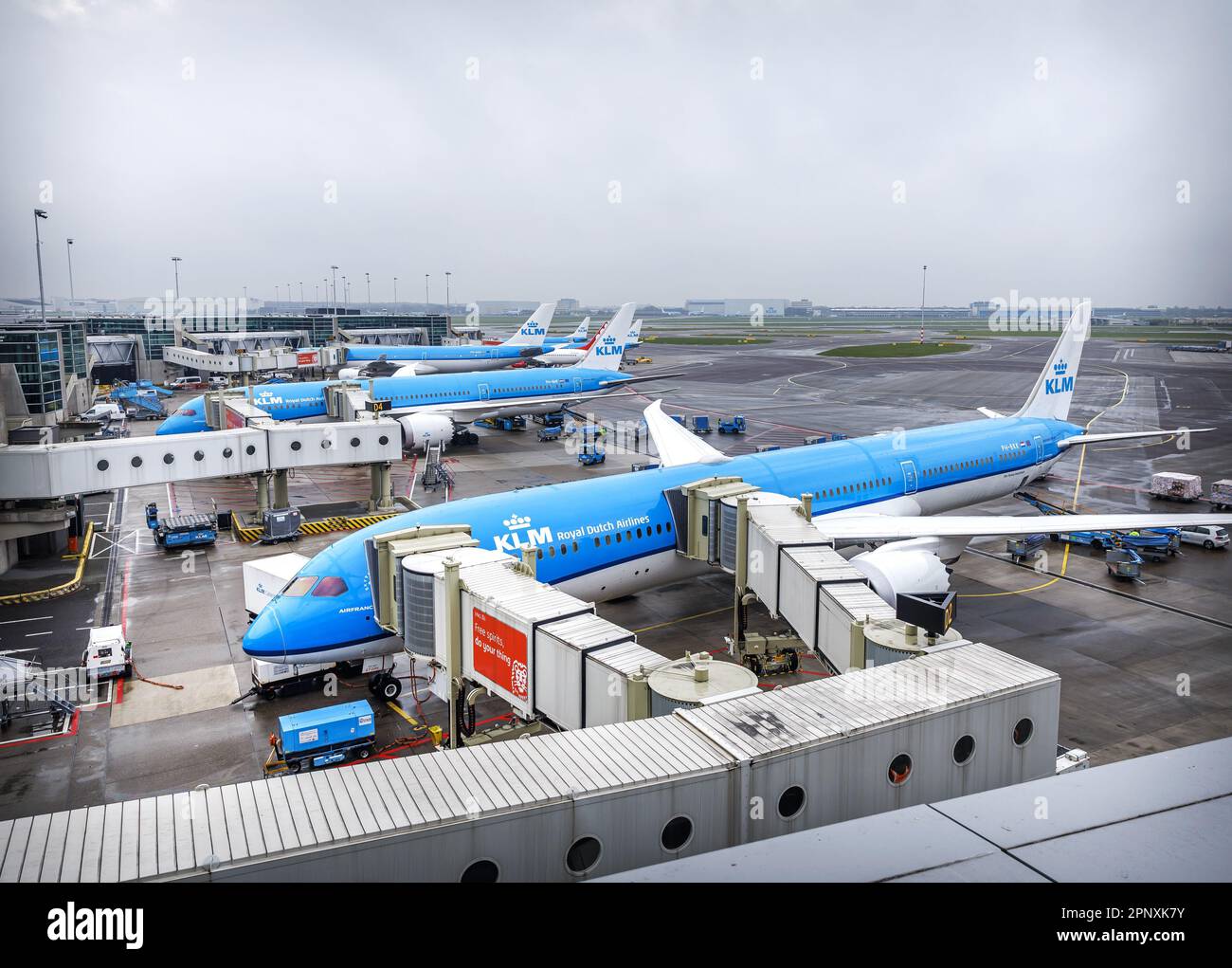 SCHIPHOL - Flugzeug am Flughafen Schiphol. Der Urlaub im Mai ist ein ...