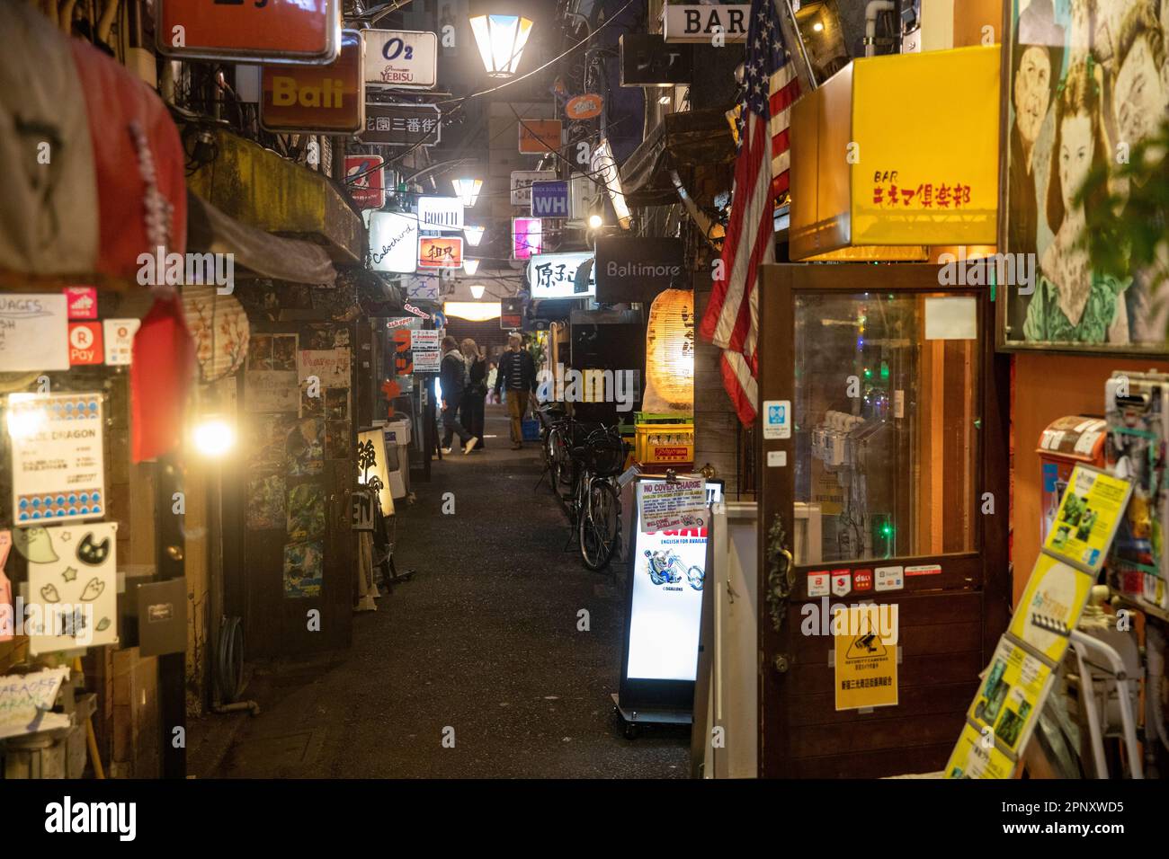 Golden Gai Shinjuku Tokio 2023. April, enge Gassen mit kleinen ...