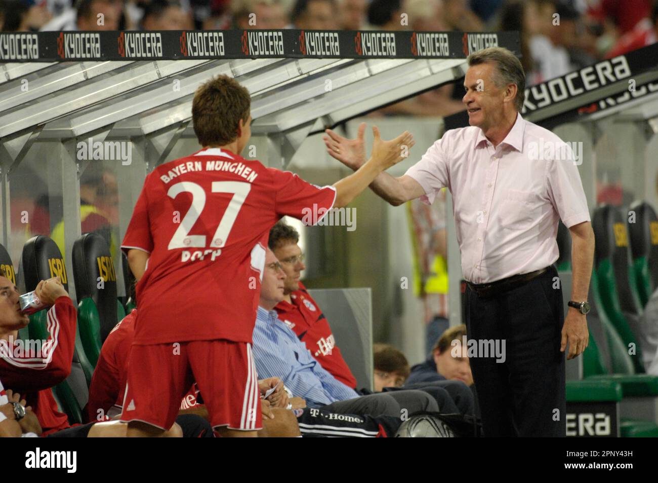 Trainer Ottmar Hitzfeld gibt Viktor Bopp die Hand bei ...