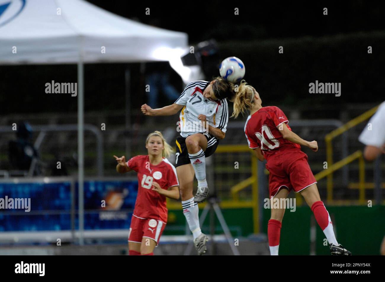 Ariane Hingst Aktion Kopfball gegen Lara Dickenmann, Fußball EM ...