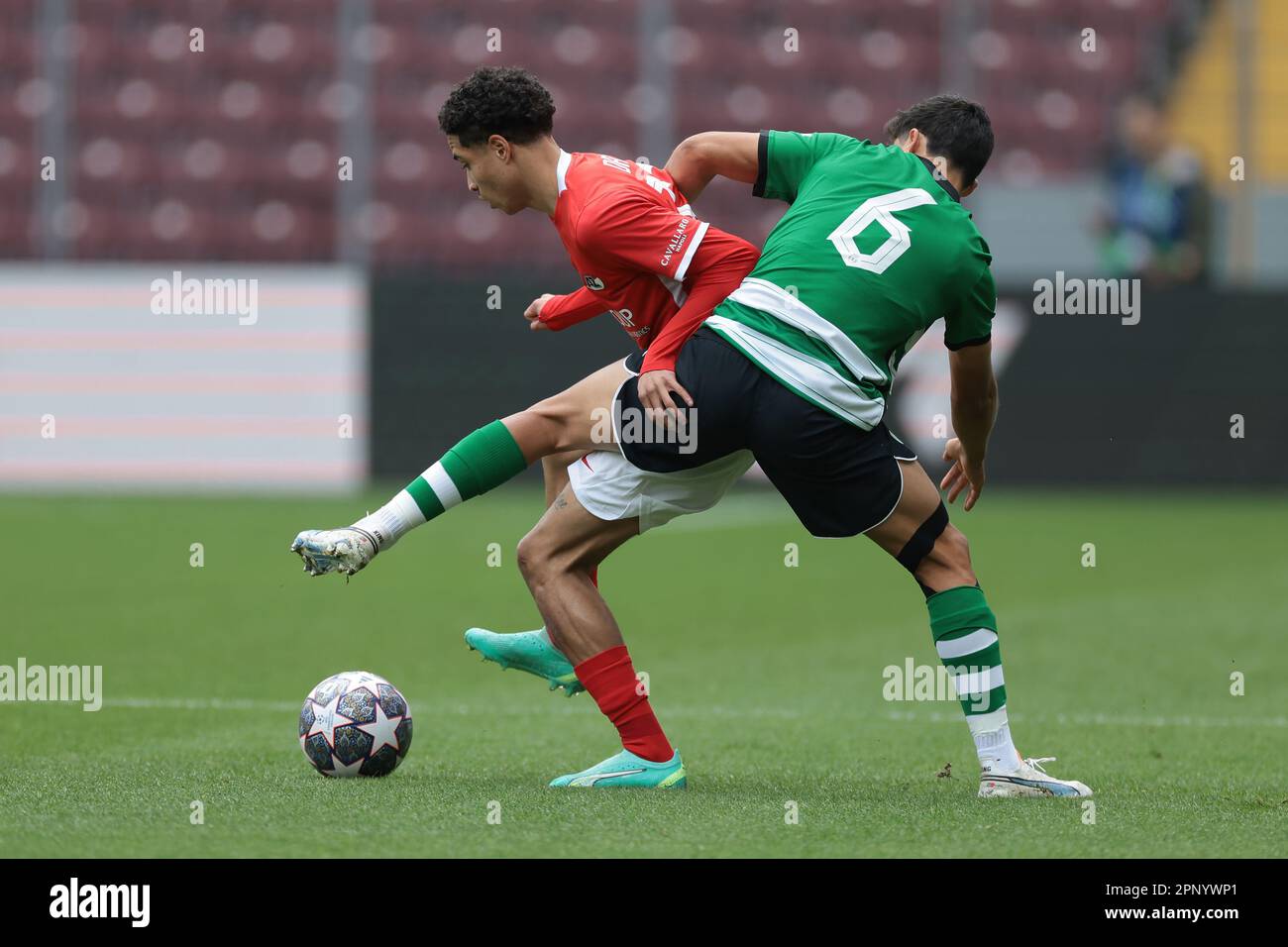 Genf, Schweiz, 21. April 2023. Samuel Justo von Sporting CP fordert Ro ...