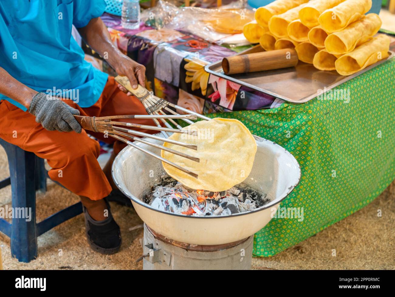 Die alte Frau grillte Cracker auf Holzkohle, alte thai Cracker im ...