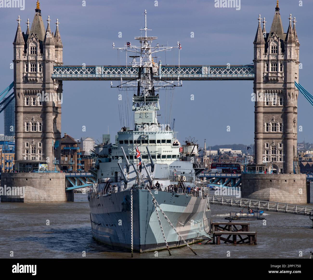 London HMS Belfast auf der Themse mit Tower Bridge im Hintergrund April ...