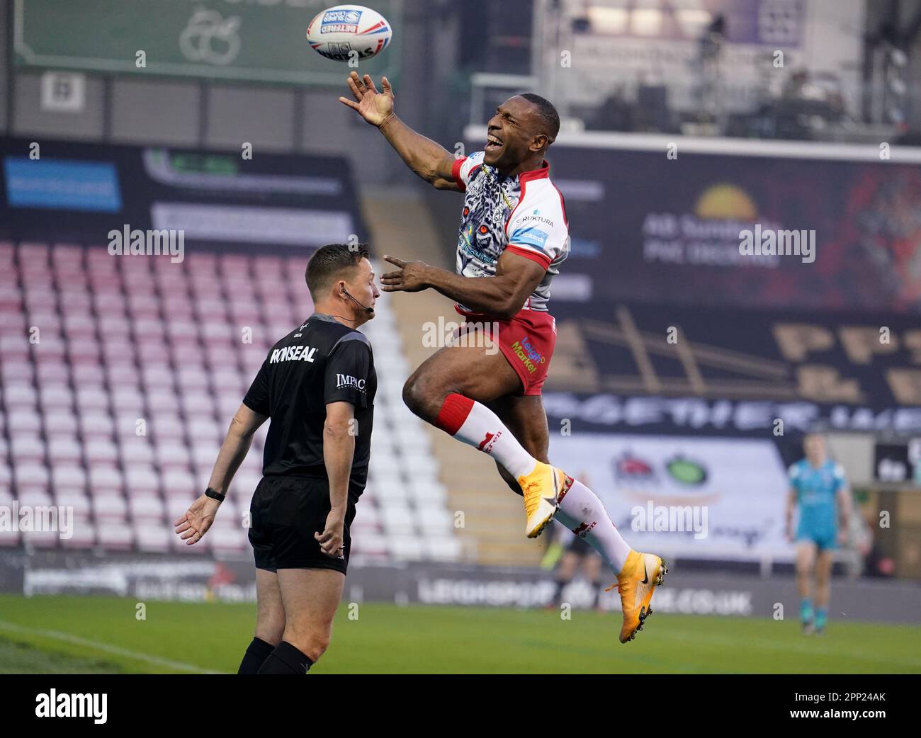 Edwin Ipape von Leigh Leopards feiert seinen ersten Versuch beim Spiel ...