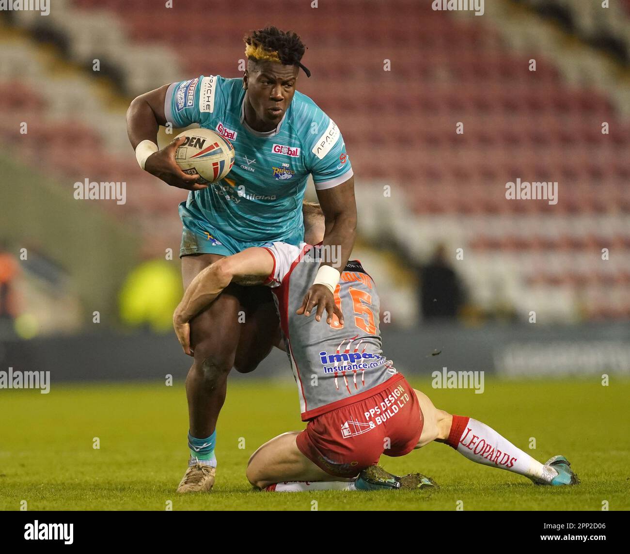 Leeds Rhinos Justin Sangare wird während des Spiels der Betfred Super ...