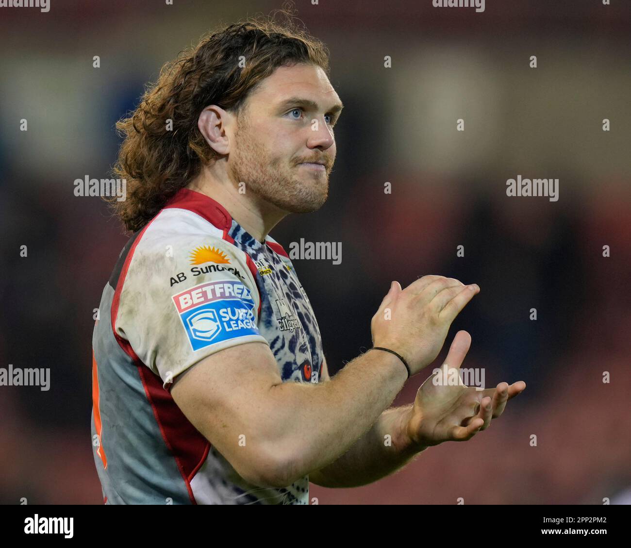 Robbie Mulhern #10 von Leigh Leopards grüßt die Fans nach dem Spiel der ...