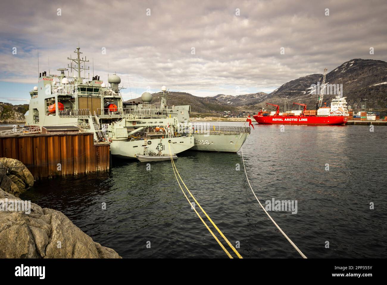 HMCS Margaret Brooke besucht den Hafen von Nuuk, Grönland, zusammen mit ...