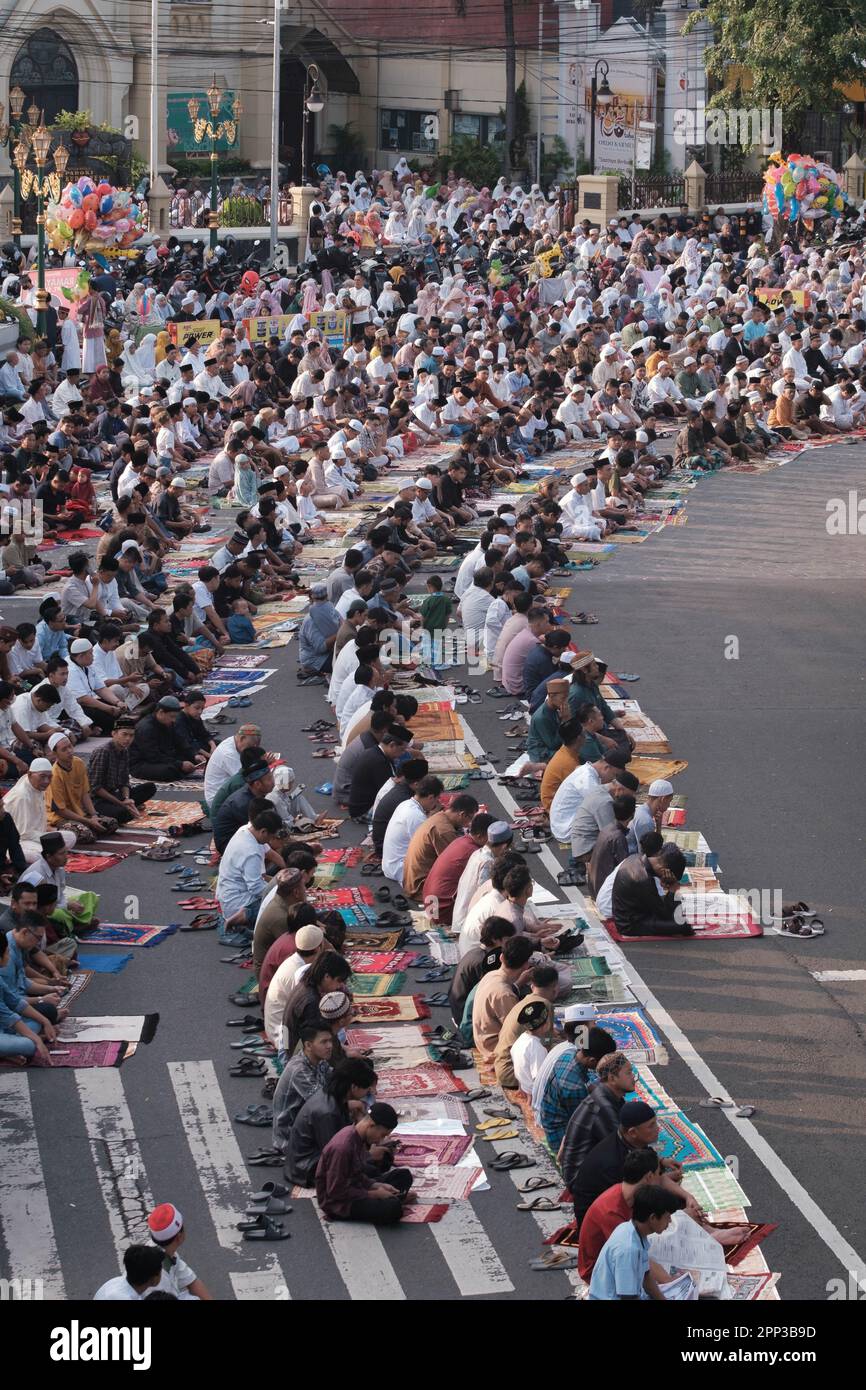 Muslime, die am Eid al-Fitr oder Eid Mubarak Day Eid-Gebet aufführen ...