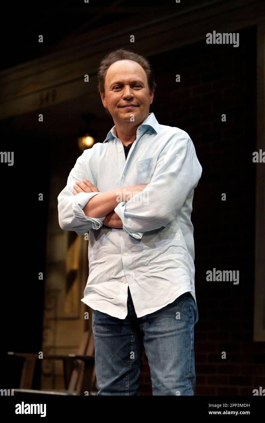 Billy Crystal in einem Interview auf der Bühne, um über seinen Tony ...