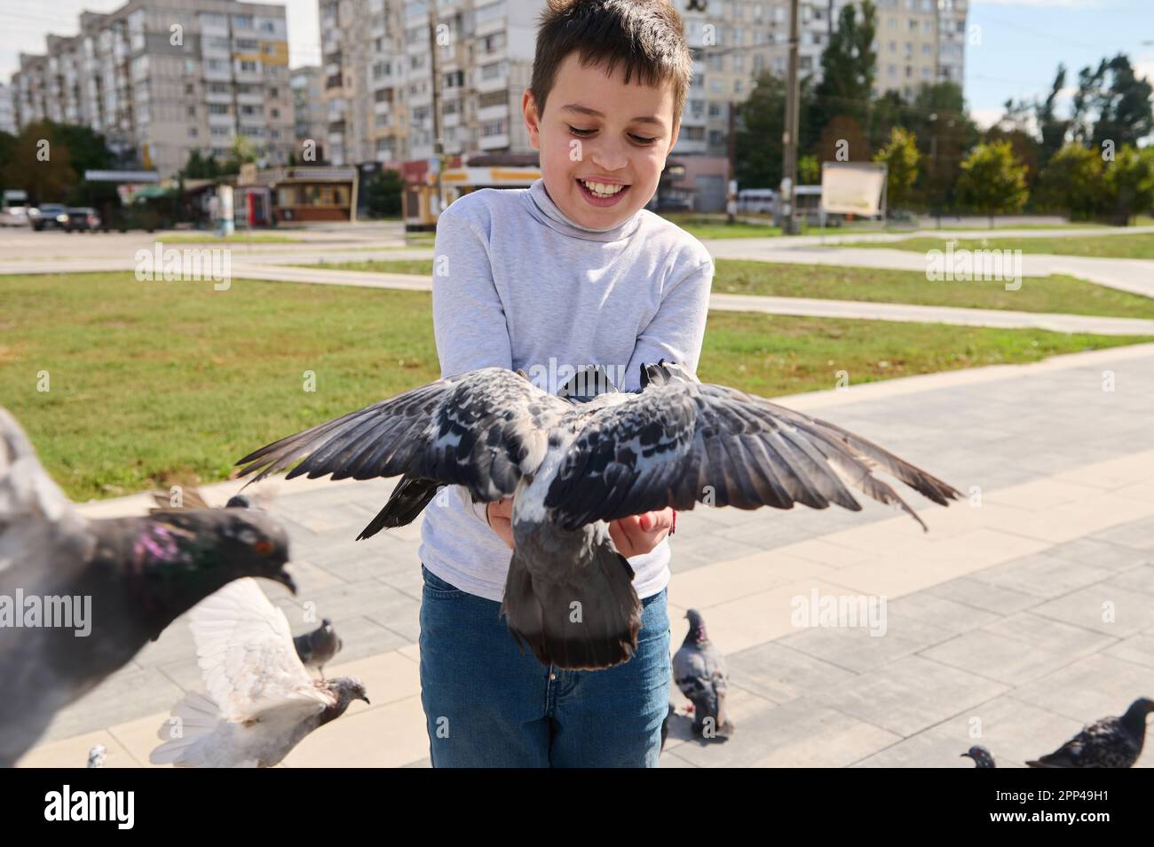 Ein bezaubernder, weißer Junge im Alter von 10 Jahren, der Spaß beim ...